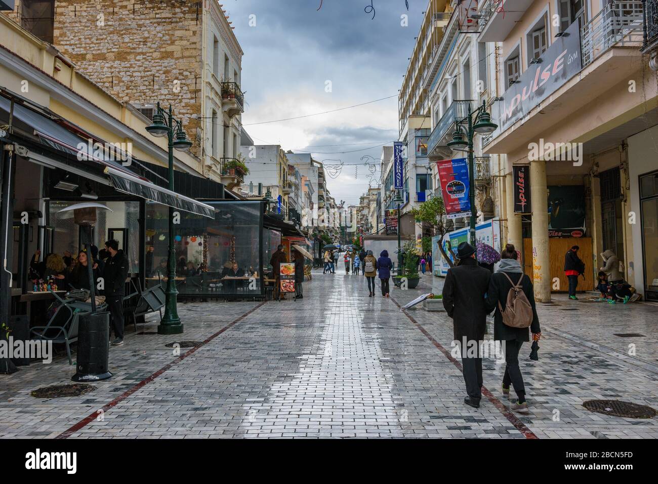 Rues de la ville de Patras décorées pour le célèbre Carnaval de Patras ...
