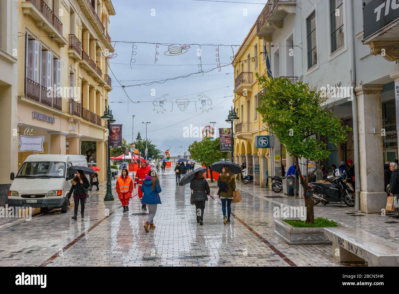 Rues de la ville de Patras décorées pour le célèbre Carnaval de Patras ...