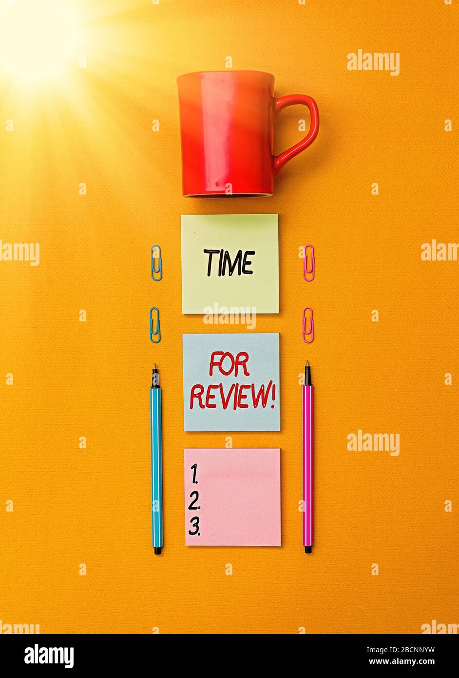 Temps d'écriture du texte d'écriture manuscrite pour révision. Photo ...