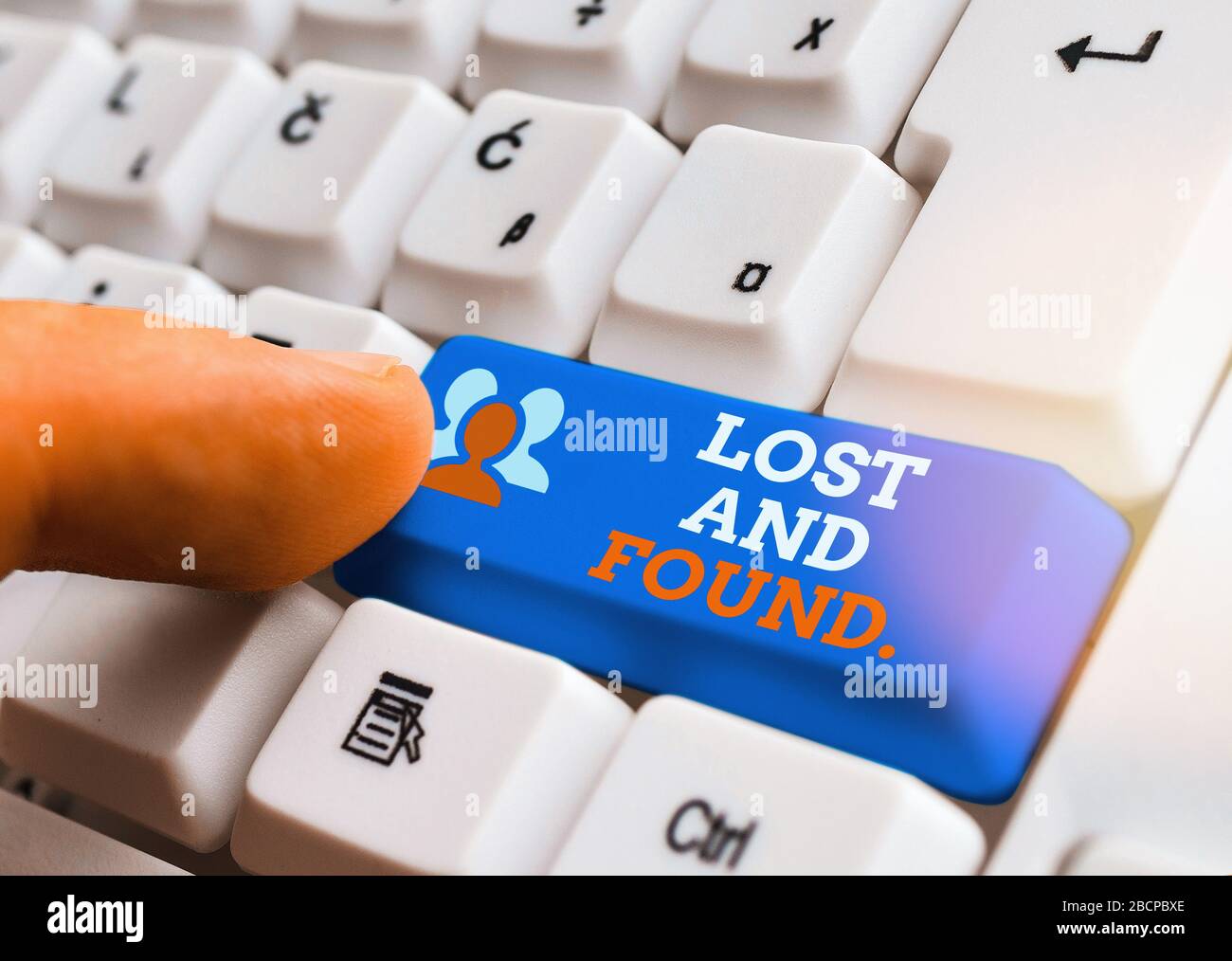 Signe texte montrant perdu et trouvé. Texte photo d'un lieu où les ...
