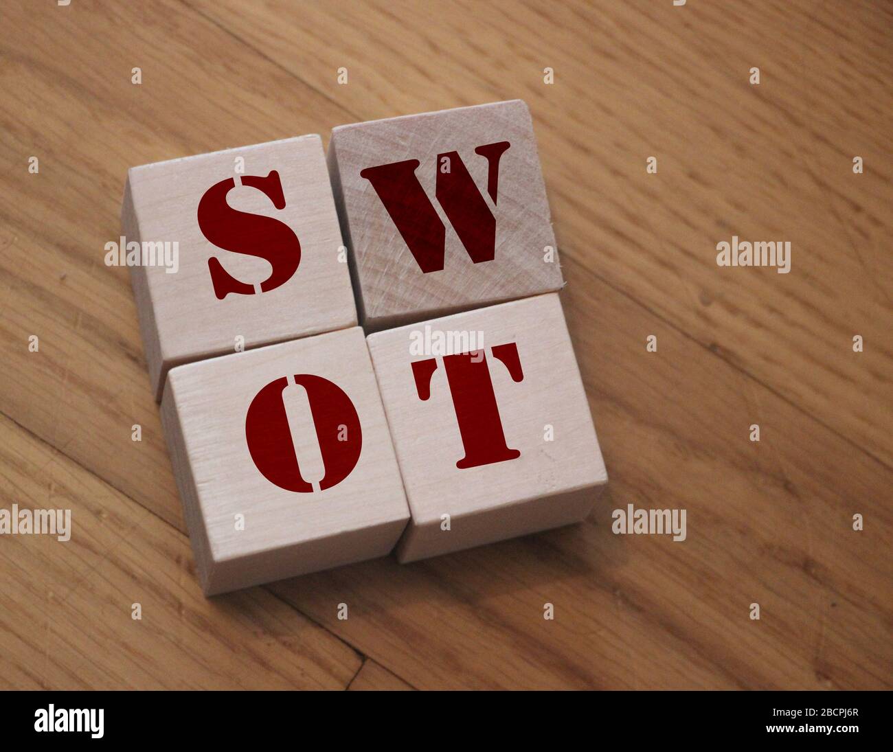 Abréviation SWOT sur des cubes en bois. Forces faiblesses opportunités ... Abréviation SWOT sur des cubes en bois. Forces faiblesses opportunités ...