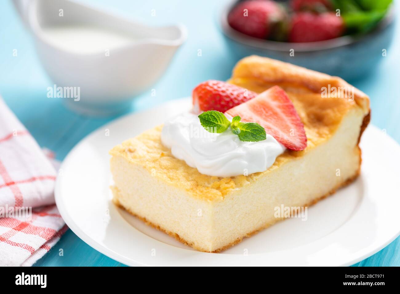 Tranche de gâteau à la ricotta ou de cocotte sur la plaque blanche, vue ...