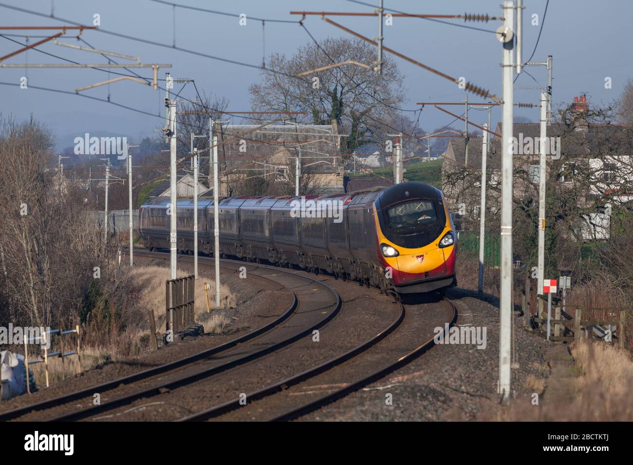 Train pendulaire pendolino classe 390 Banque de photographies et d ...