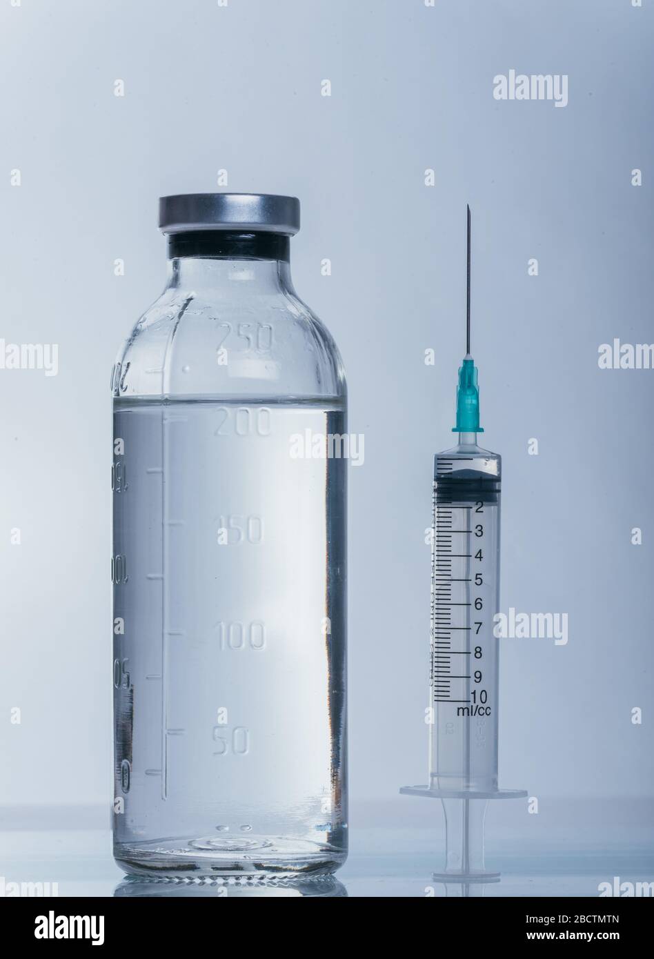 Médecine, injection, vaccin et seringue jetable, concept de médicament ...