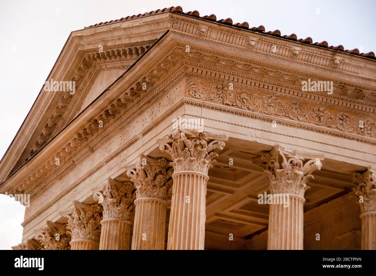 Chapiteaux corinthiens colonnes nimes Banque de photographies et d ...