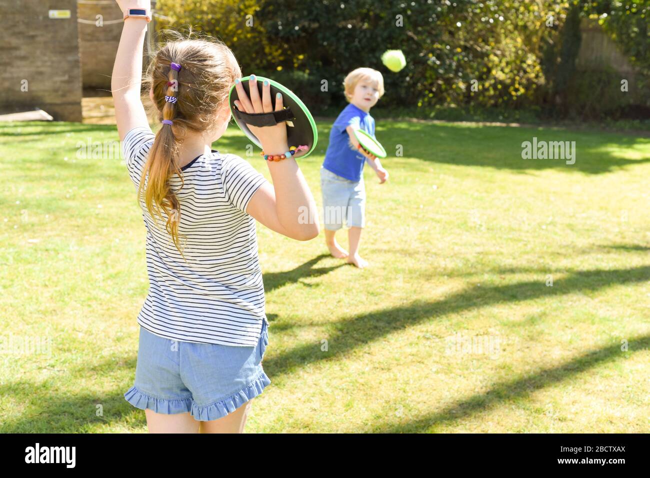 Les enfants qui jouent à l'extérieur d'un frère et d'une sœur jouent à ...