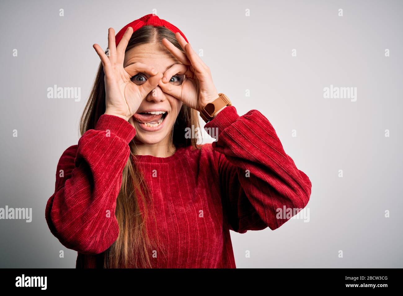 Jeune femme à tête rouge portant un pull rouge décontracté et un diadem ...