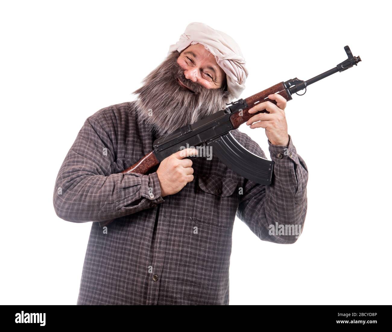 L'homme barbu armé de kalashnikov isolé sur un fond blanc. Un guerrier ...