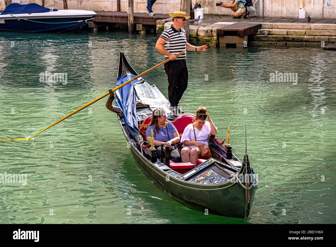 Female Gondolier In Venice Banque d'image et photos - Alamy