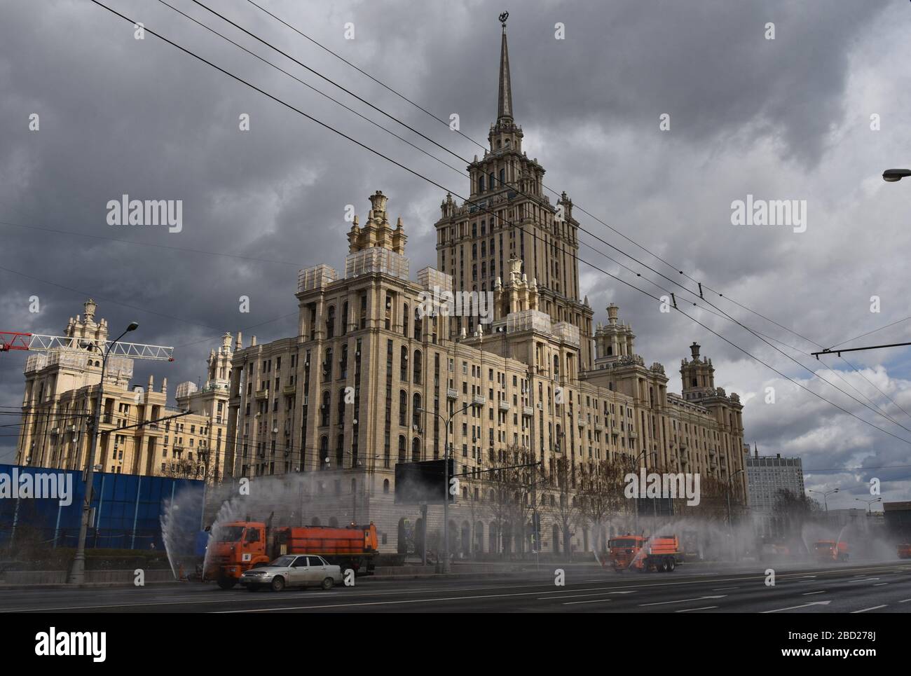 05 avril 2020, Russie, Moskau: Les balayeuses nettoie les rues et ...