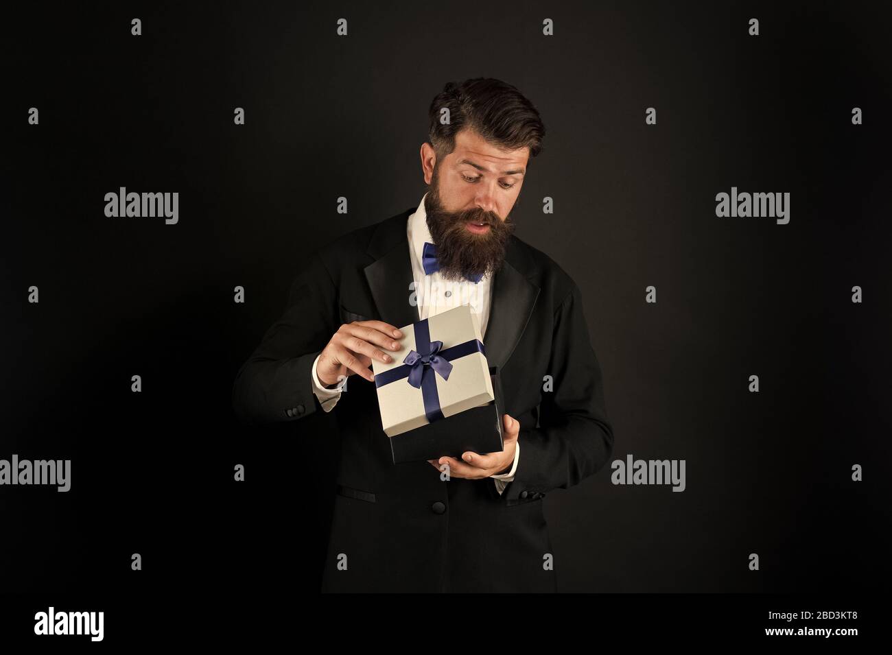 Surprenant le magasinage des fêtes. Homme barbu ouvrir présent fort ...