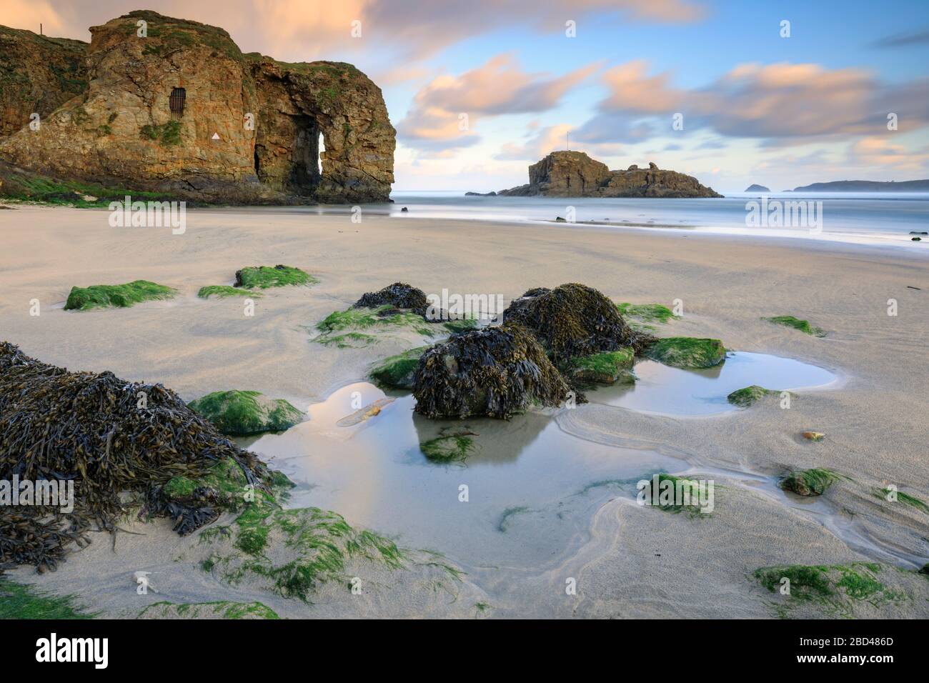 Plage avec arche naturelle Banque de photographies et d’images à haute ...