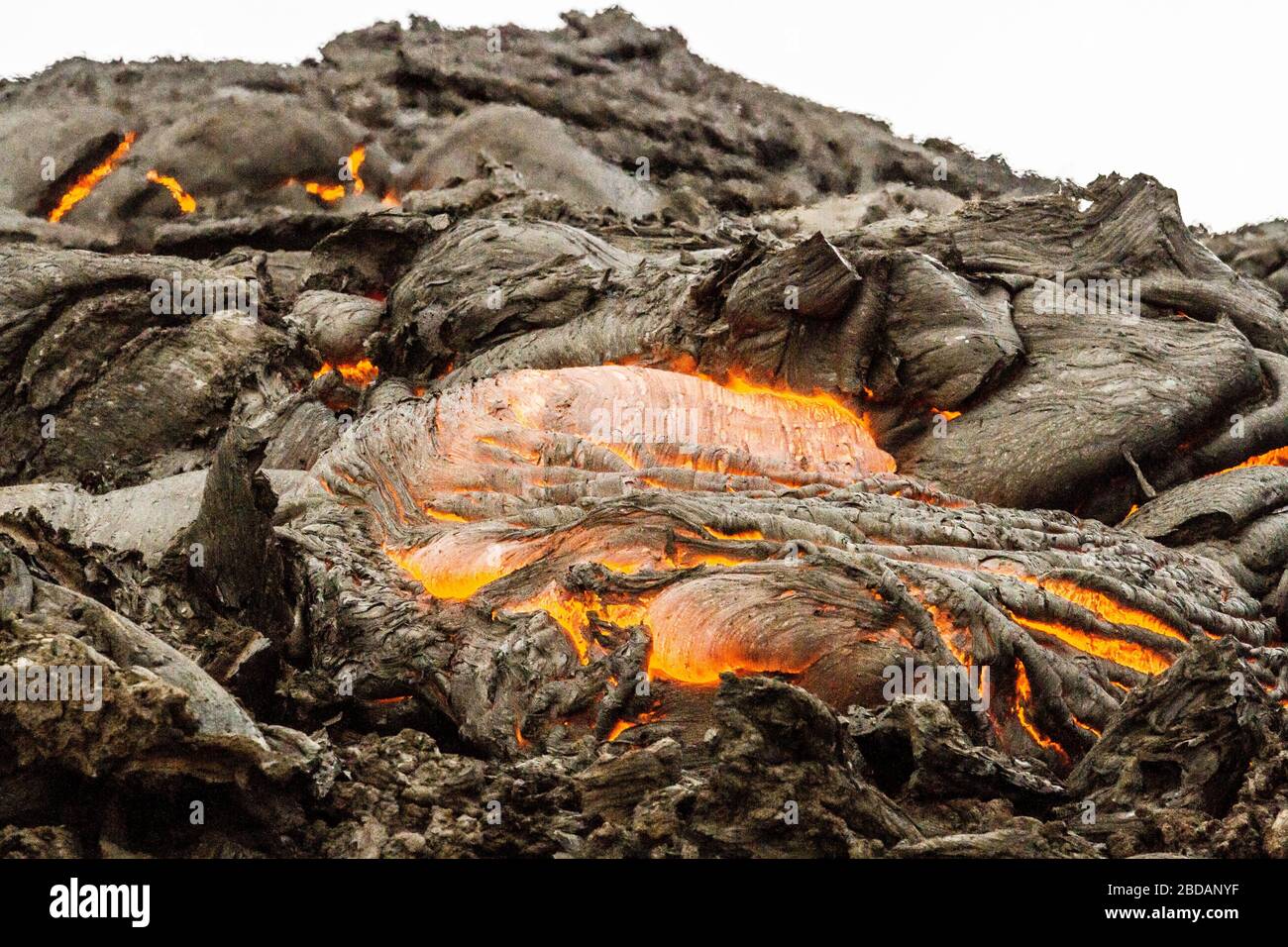 Lave volcanique chaude, éruption du volcan, écoulement de magma ...
