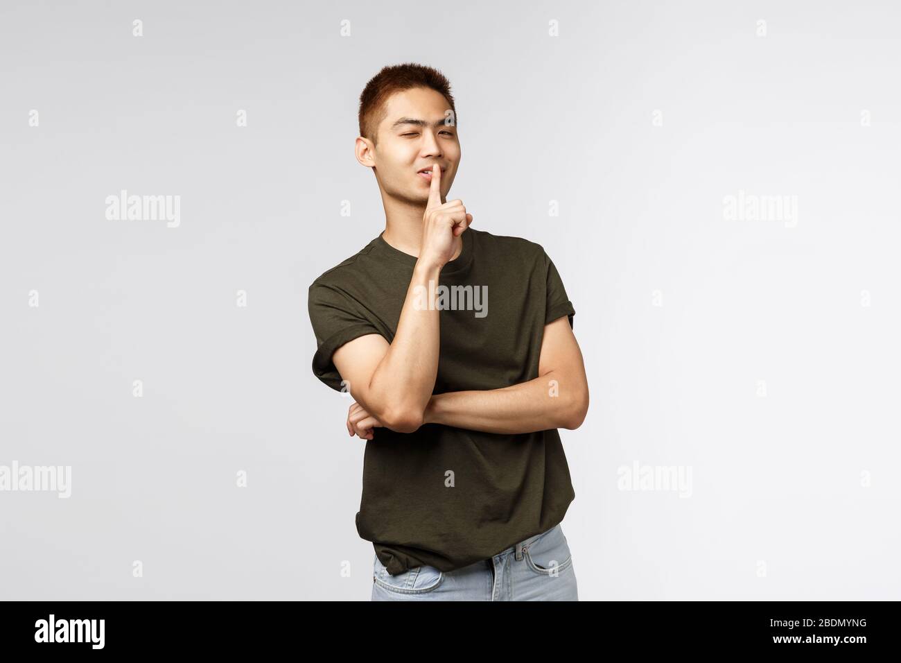 Portrait d'un beau copain asiatique, joyeux et joyeux, préparé surprise ...