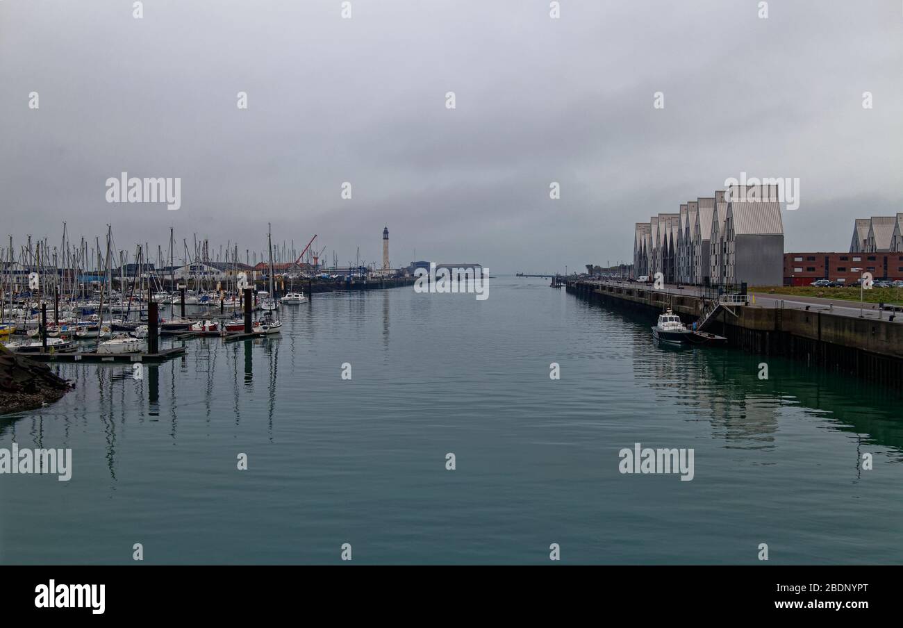 La marina et le bateau pilote amarré du port de Dunkerque avec le brise ...