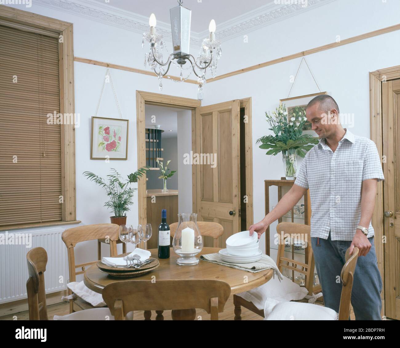 Homme pose de table Banque de photographies et d’images à haute ...