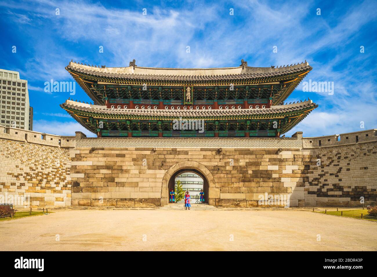 Sungnyemun, grand portail sud de la vieille ville de séoul. La ...