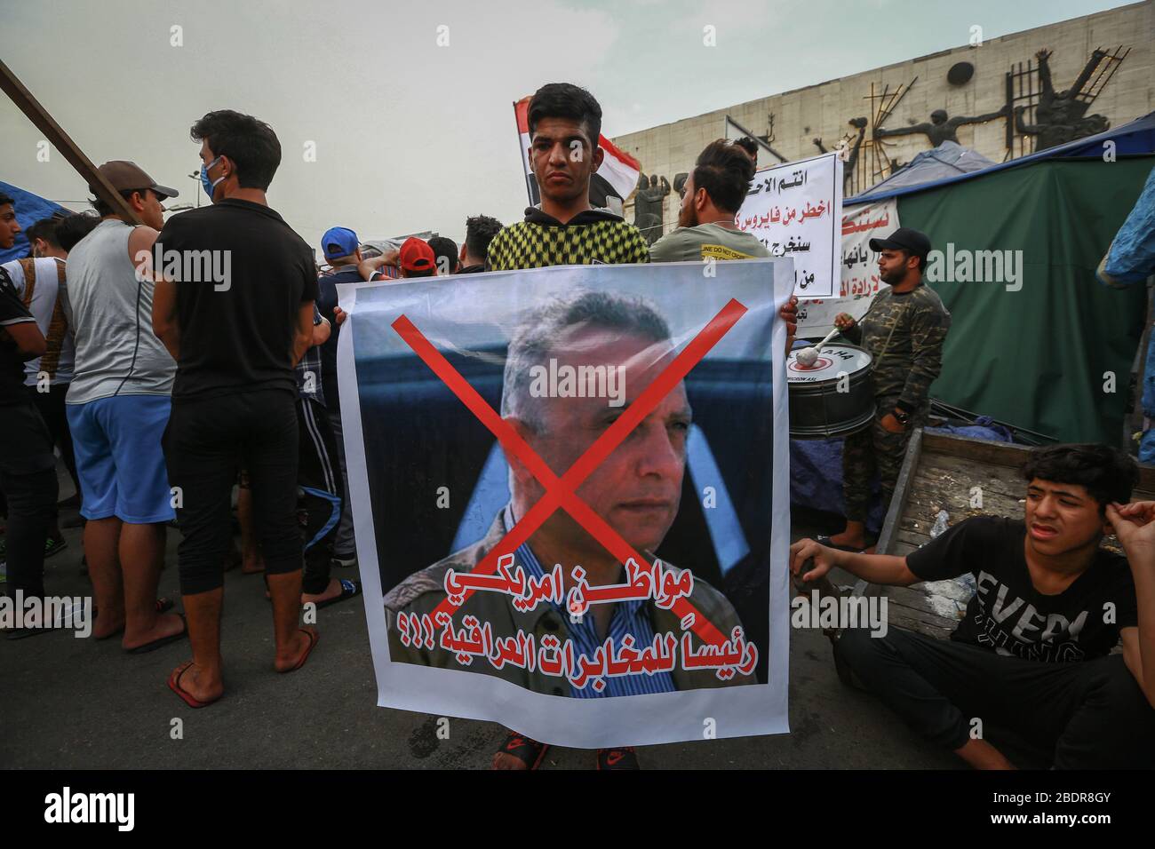 Bagdad, Irak. 9 avril 2020. Un manifestant anti-gouvernement a une ...