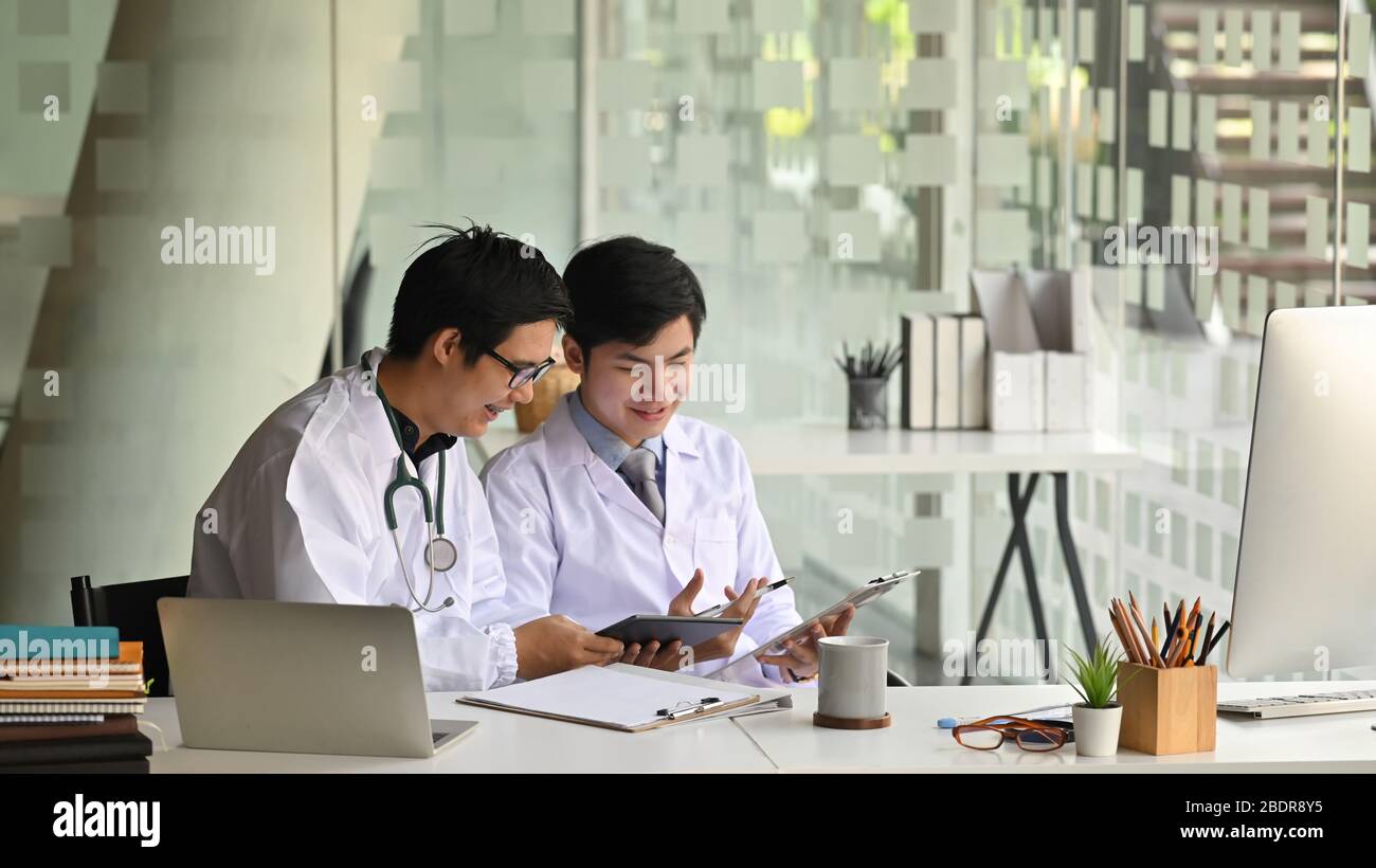 Photo de scientifique/docteur/chercheur l'équipe a de la recherche ...