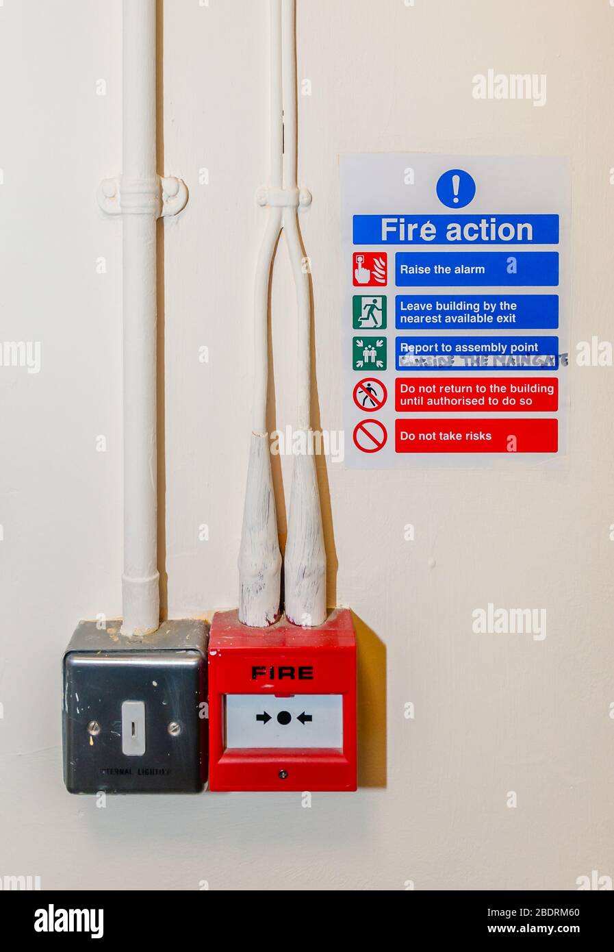 Panneaux de point de rassemblement d'incendie Banque de photographies ...