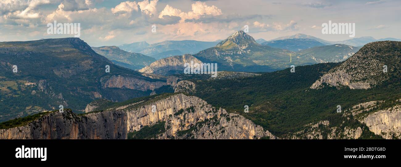 Paysage de montagne vu de Falaise de l'Escalès à la gorge du Verdon ...
