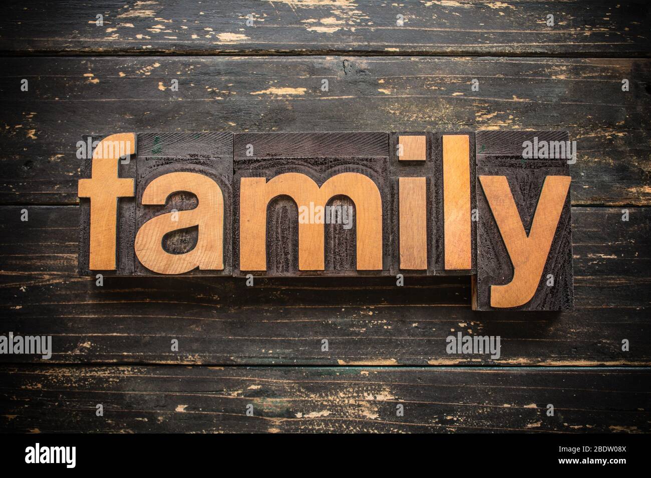 Le mot « FAMILLE » écrit en bois vintage typographie sur un fond ...