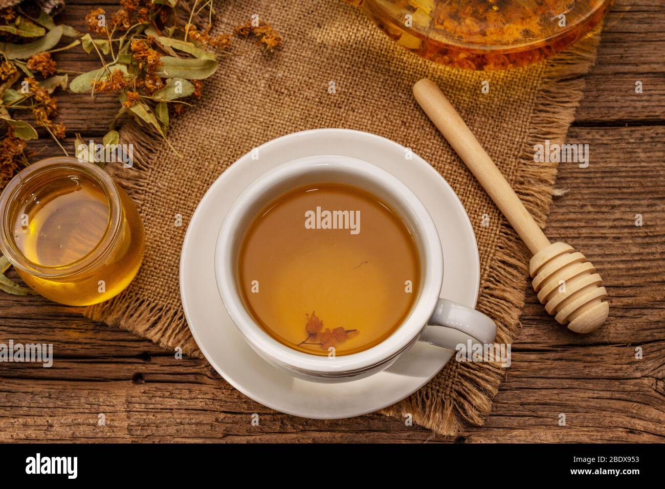 Thé à l'tilleul. Fleurs parfumées sèches. Petit déjeuner ensoleillé le ...