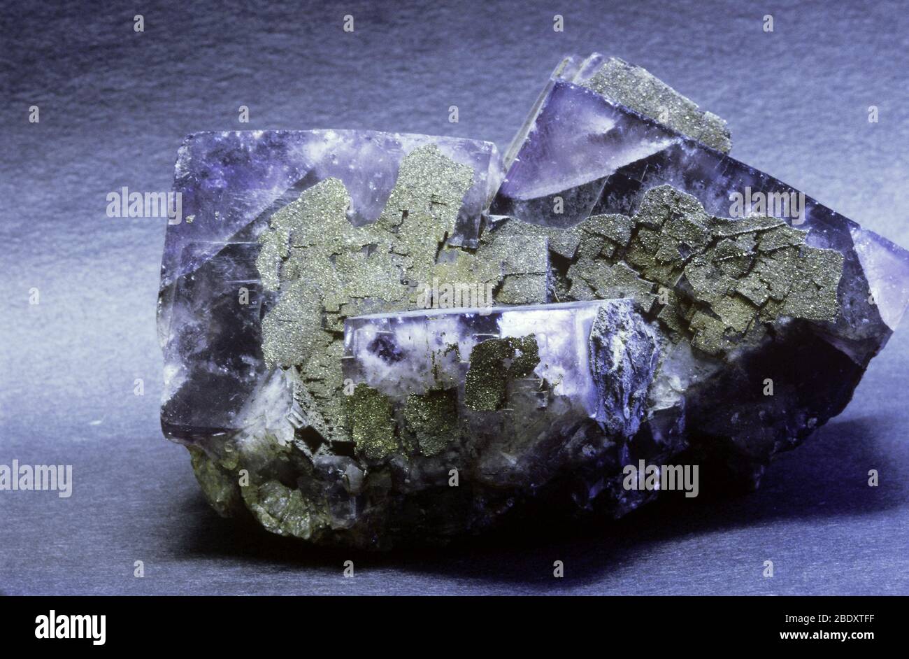 Cristal de fluorure de calcium Banque de photographies et d’images à ...