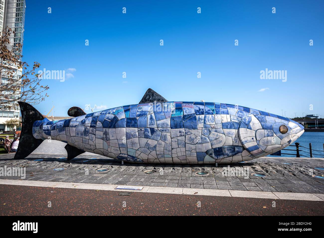 Big fish statue belfast Banque de photographies et d’images à haute ...