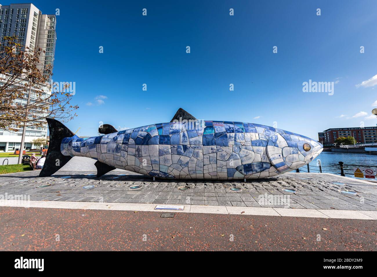 Big fish statue belfast Banque de photographies et d’images à haute ...
