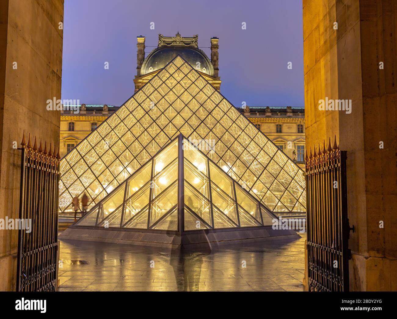Vue nocturne du célèbre musée du Louvre avec la Pyramide du Louvre ...
