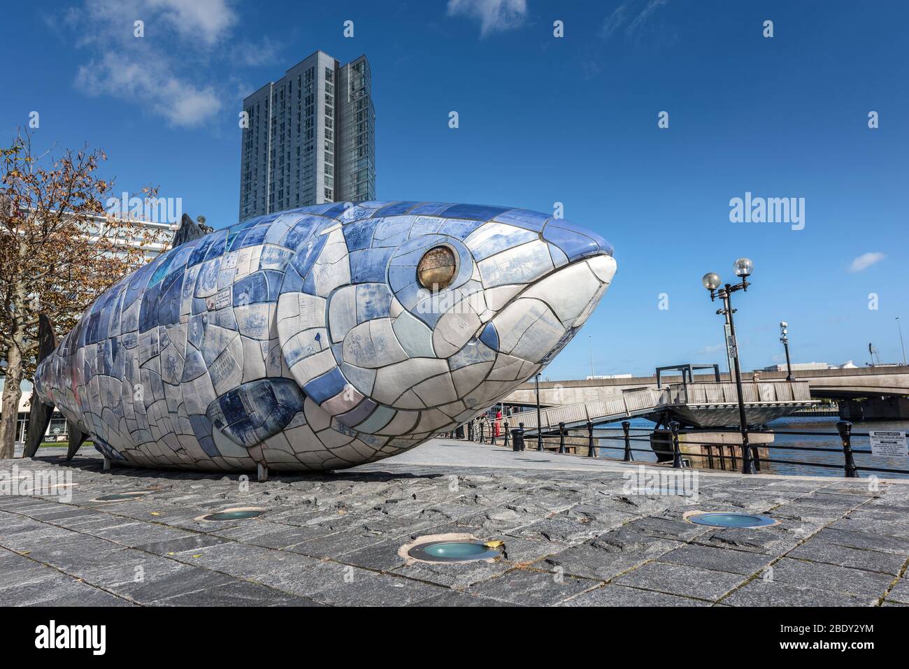 Big fish statue belfast Banque de photographies et d’images à haute ...