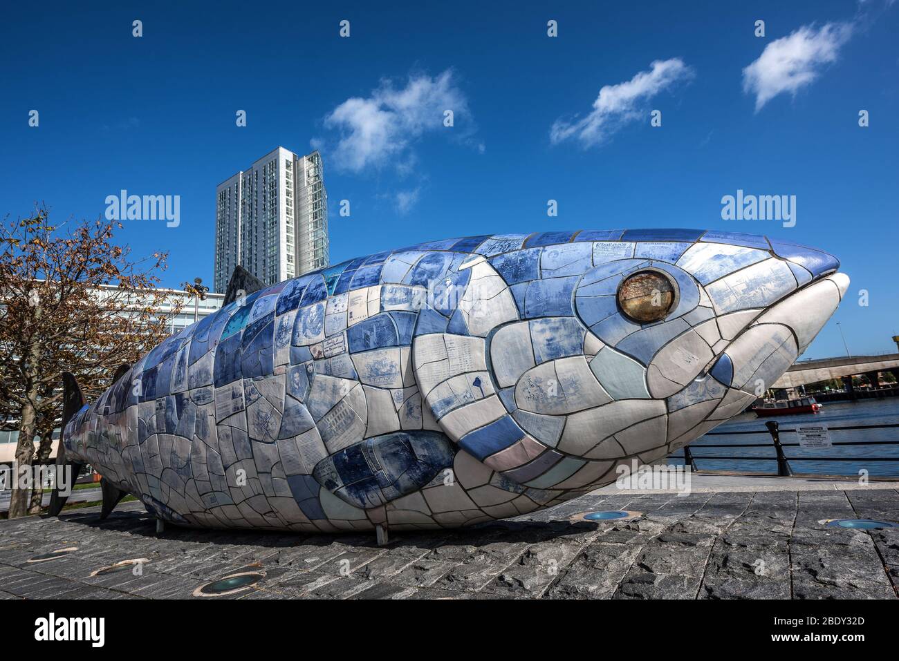 Big fish statue belfast Banque de photographies et d’images à haute ...