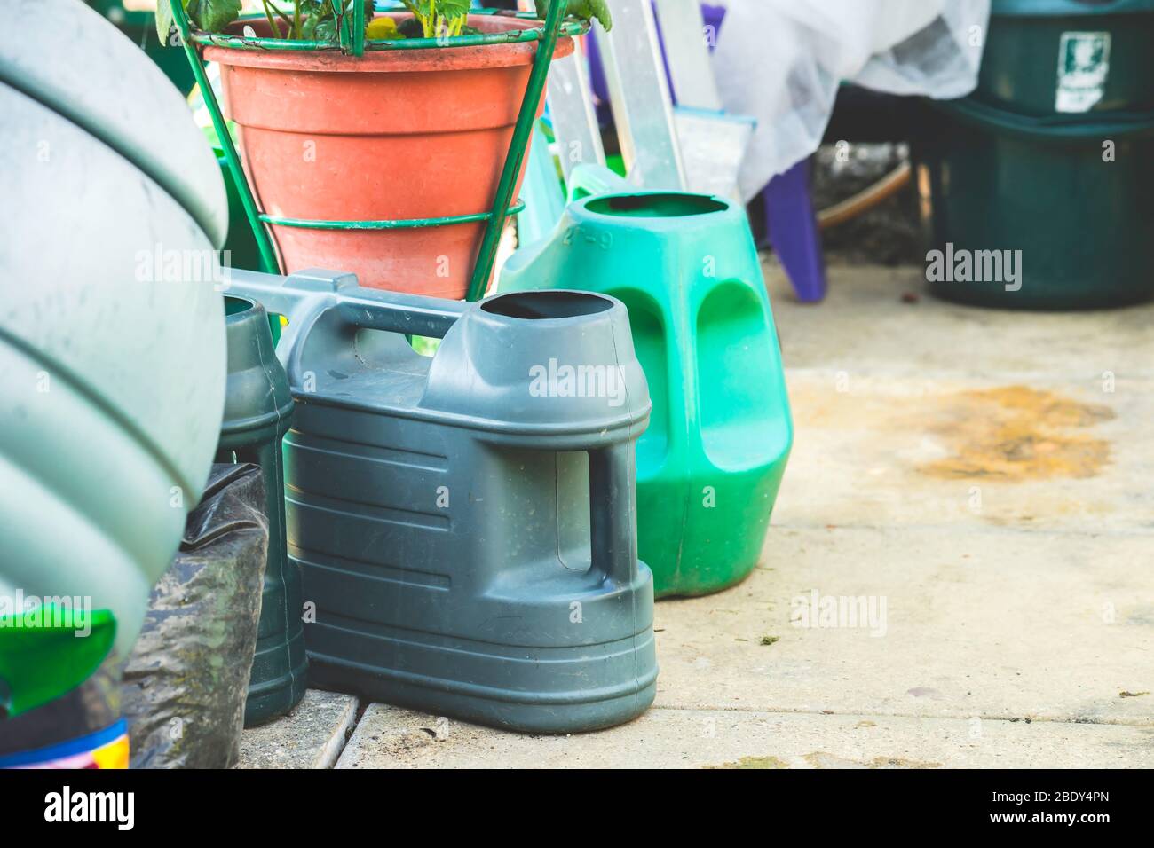 L'eau verser des pots Banque de photographies et d’images à haute ...