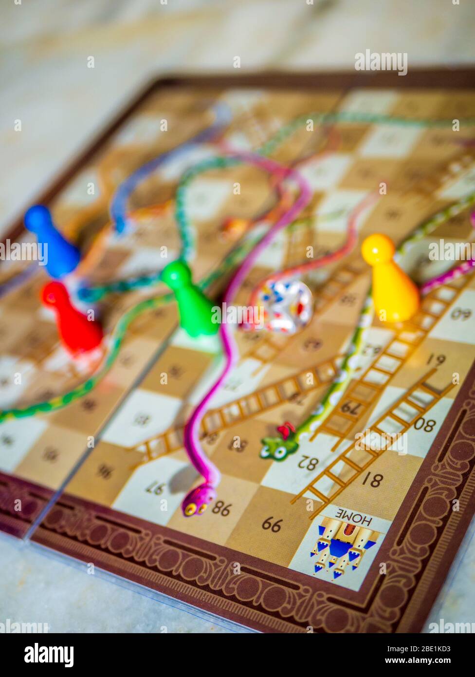 Snakes and ladders board game Banque de photographies et d’images à ...