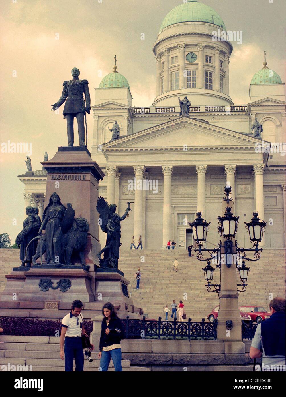 MONUMENTO AL ZAR ALEJANDRO II DE RUSIA Y DETRÁS LA CATEDRAL ...