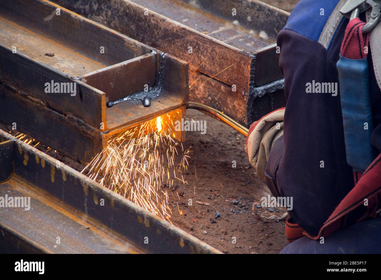 Coupe d'une poutre en acier avec une torche à gaz. Découpe de métaux ...