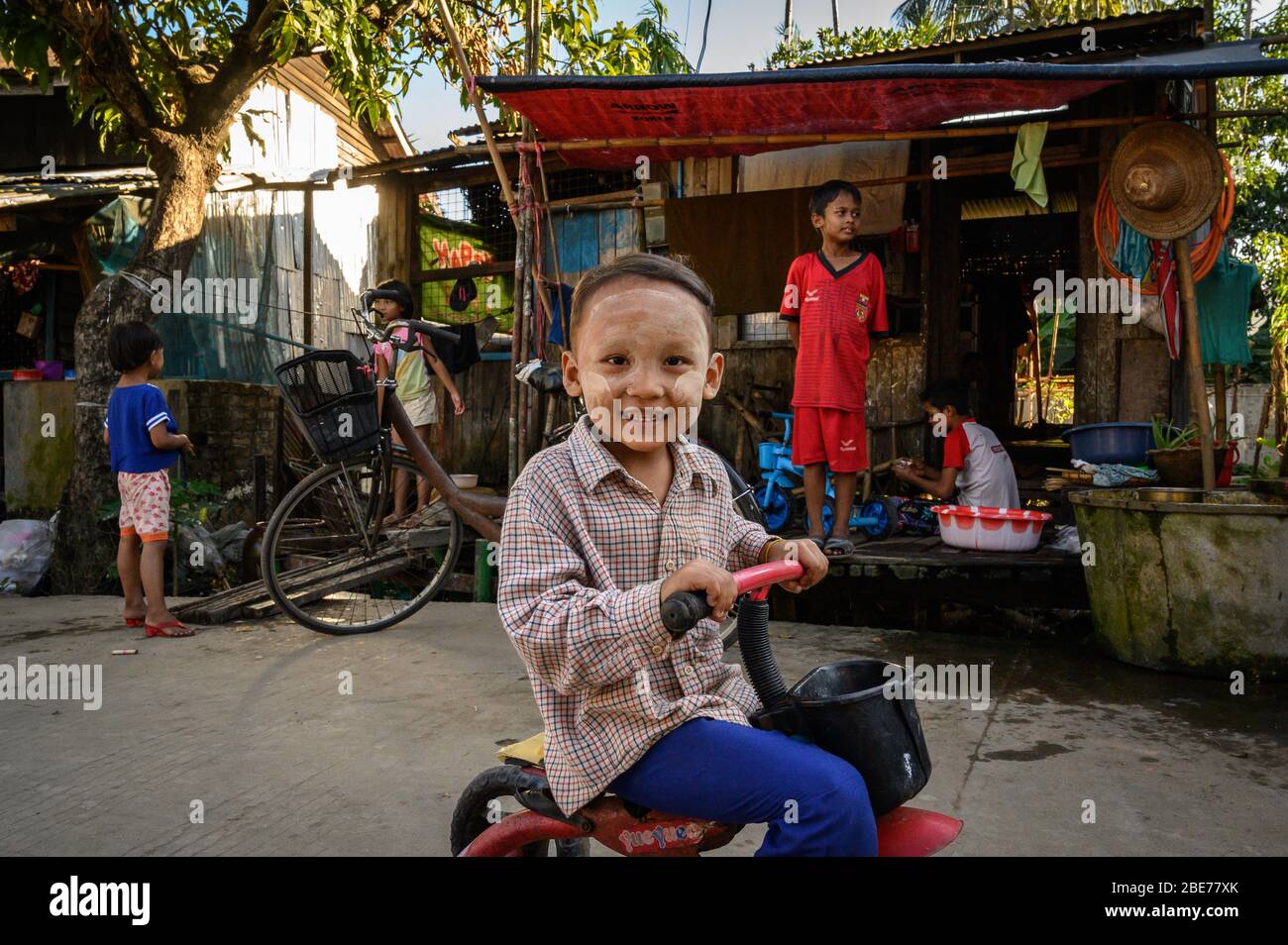 Portrait burmese boy myanmar Banque de photographies et d’images à ...