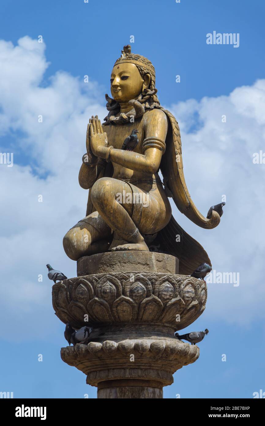 La statue de Garuda dans le geste de la main de Namaste pour saluer ...