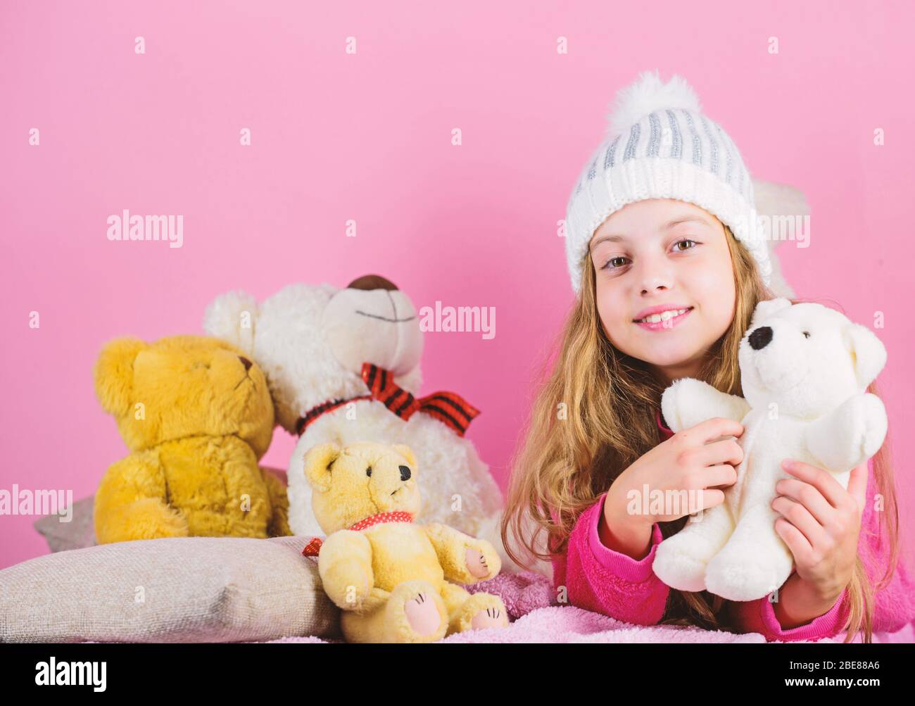 Jouets ours collection. Enfant espiègle petite fille tenir ours peluche ...