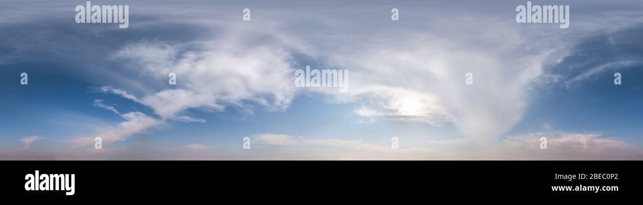 Panorama hdri transparent vue d'angle à 360 degrés ciel bleu avec de beaux nuages de cumulus ...