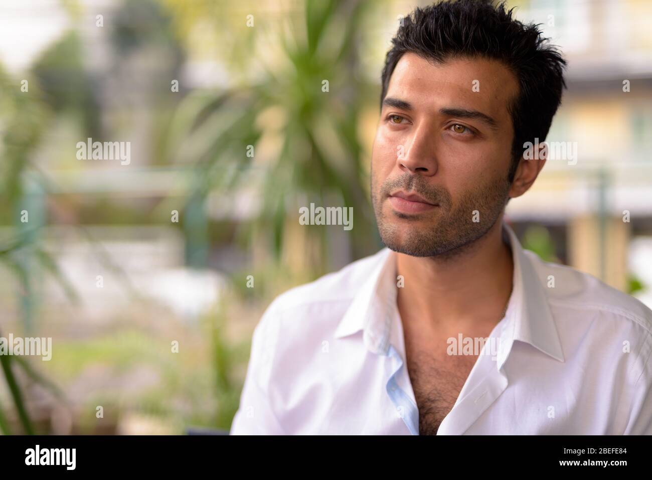 Face à un homme turc dans le café Photo Stock - Alamy