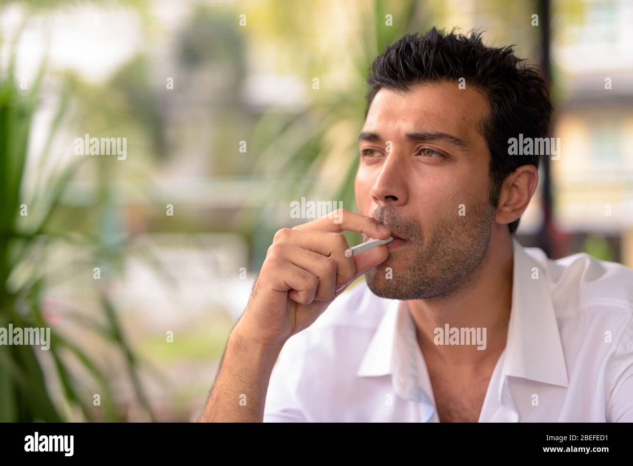 Face à un homme turc dans le café Photo Stock - Alamy