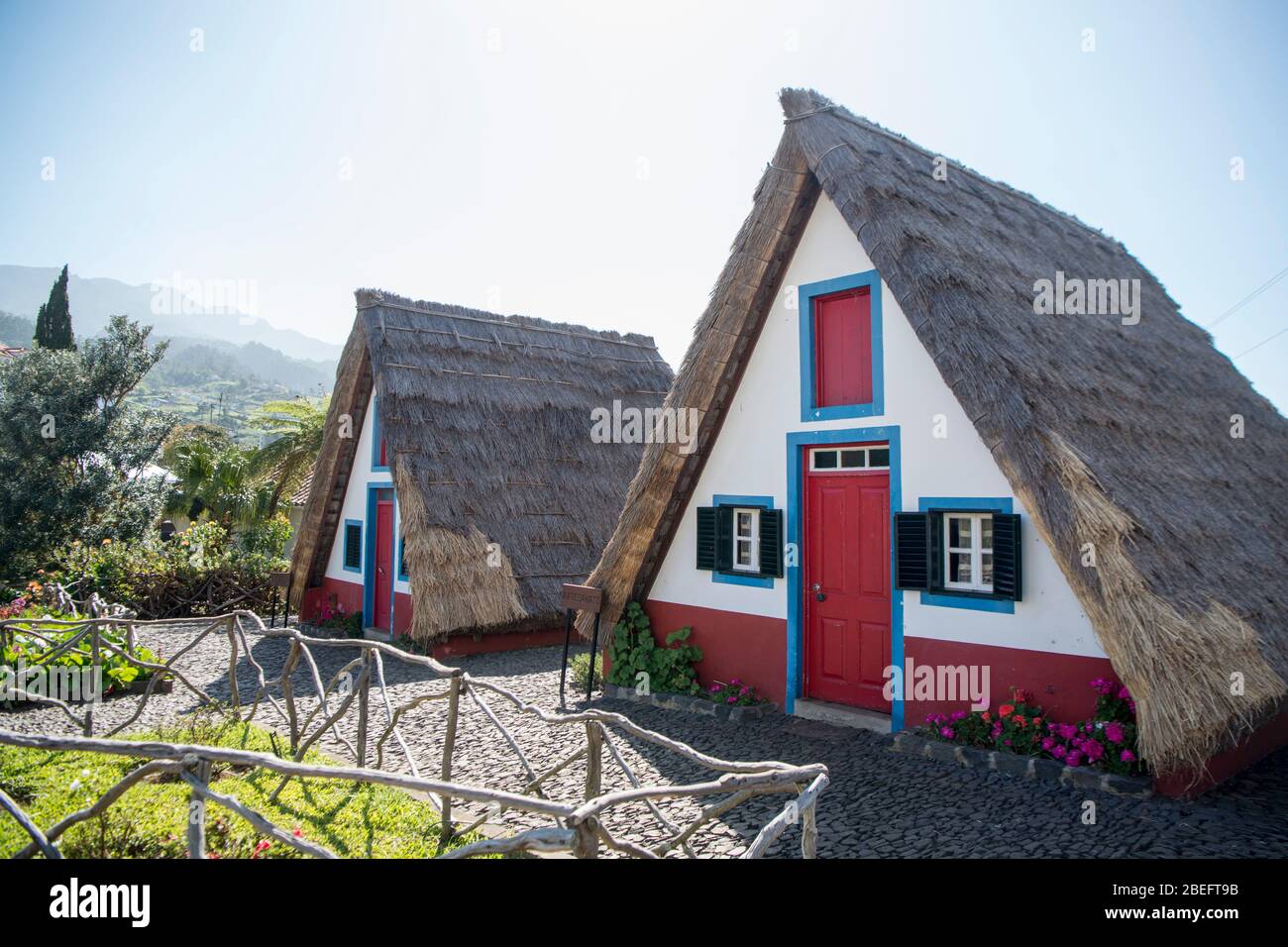 Une maison traditionnelle de Santana ou Casas de Colmo à la ville de ...