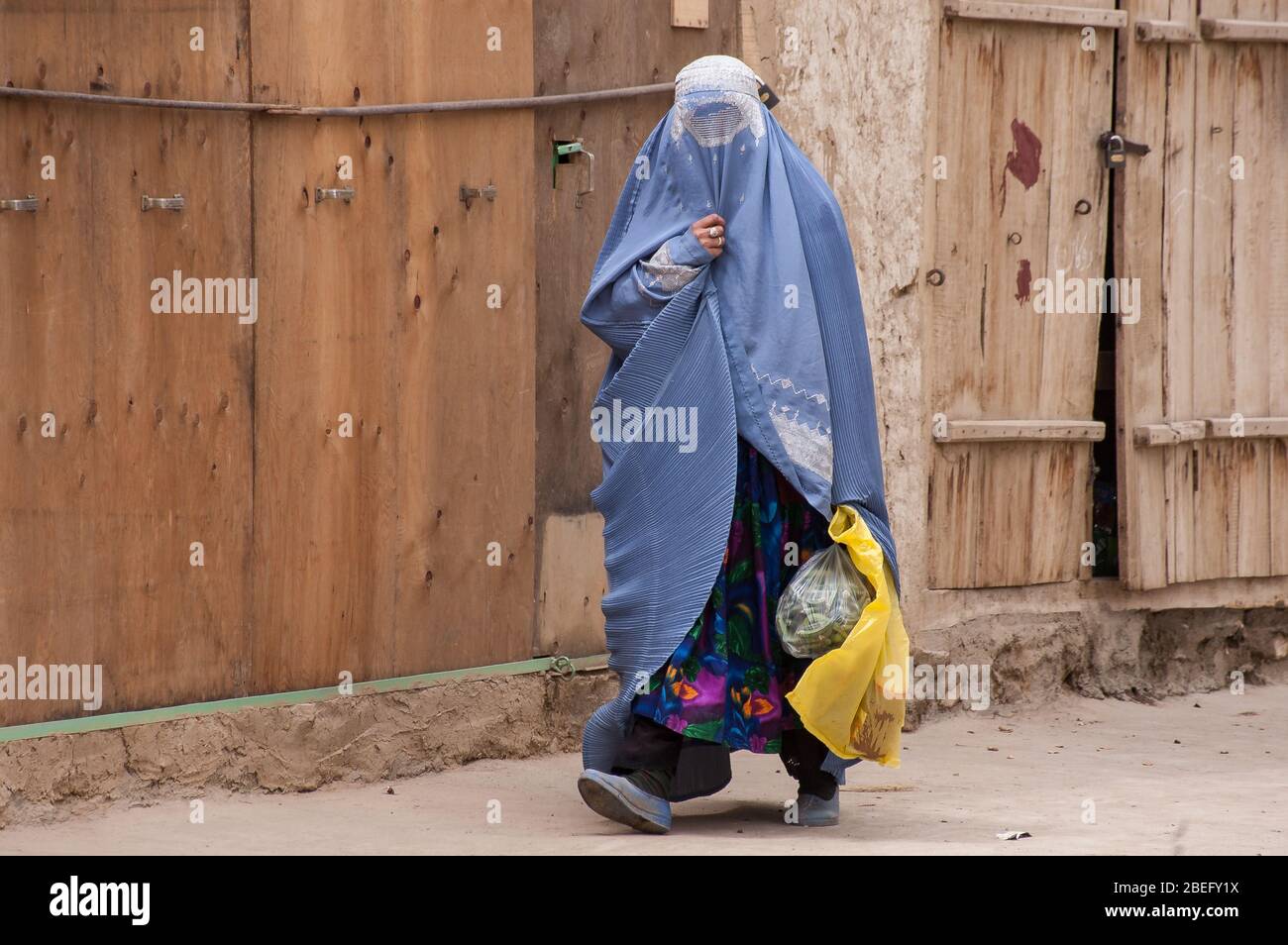 Burqa afghanistan blue Banque de photographies et d’images à haute ...