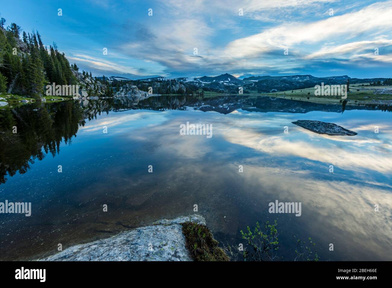 Le long lac Banque de photographies et d’images à haute résolution - Alamy