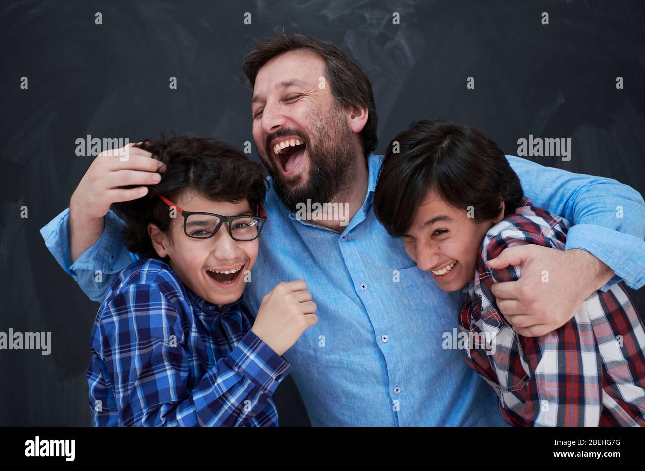 un père heureux embrassant des fils inoubliables moments de joie ...