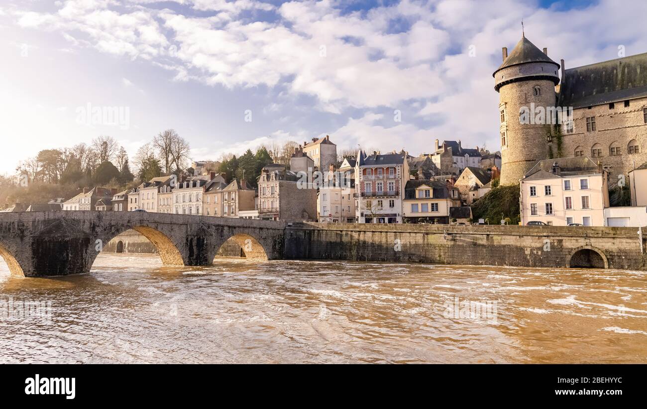 Laval, belle ville, vue panoramique de la rivière et maisons typiques ...