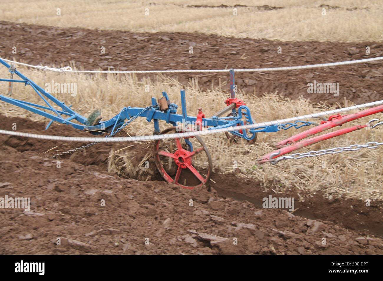 Une charrue à cheval vintage coupe un profond sillon Photo Stock - Alamy
