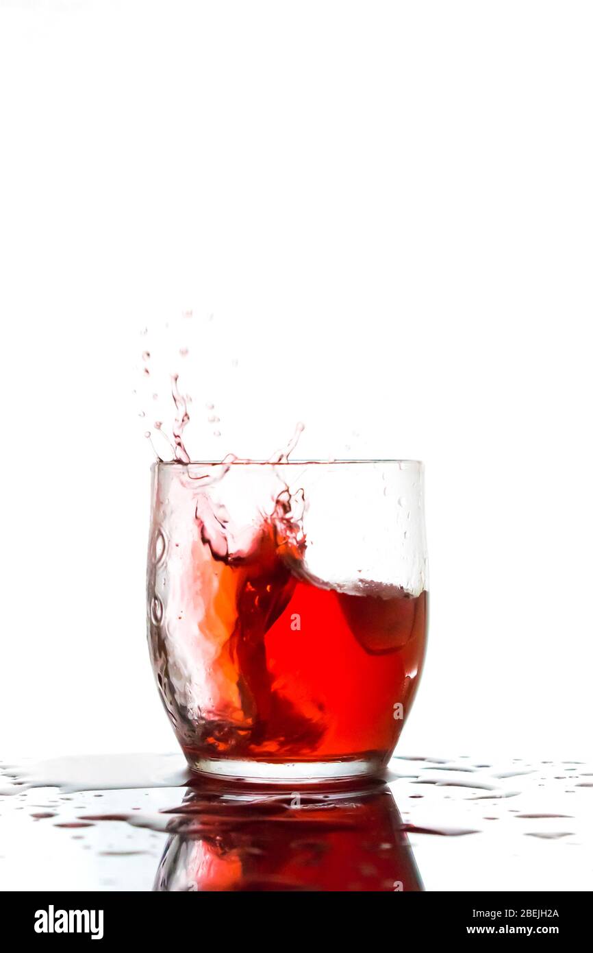 Liquide rouge Banque de photographies et d’images à haute résolution ...